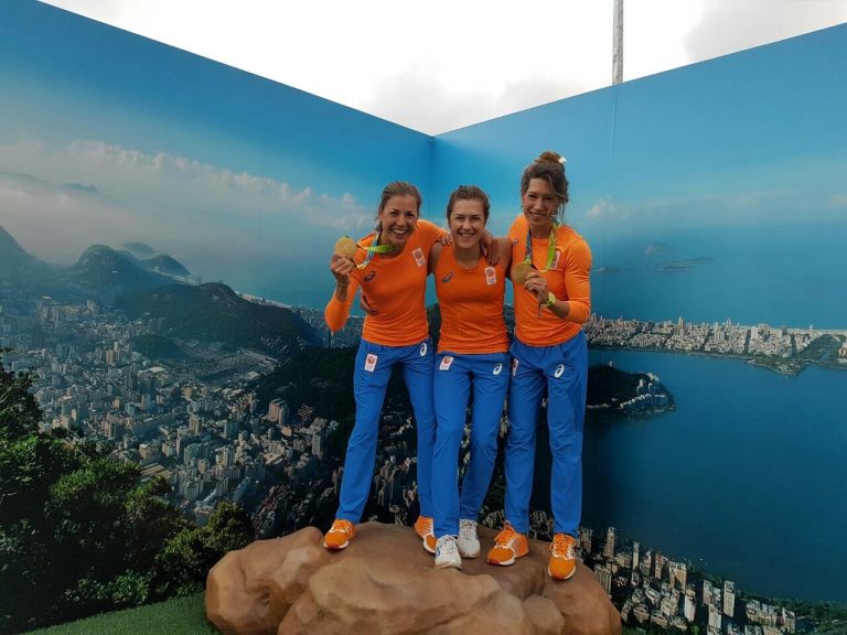 Lisa Wörner verwisselt roeipakje voor koersbroek en witte jas | Roeien.nl