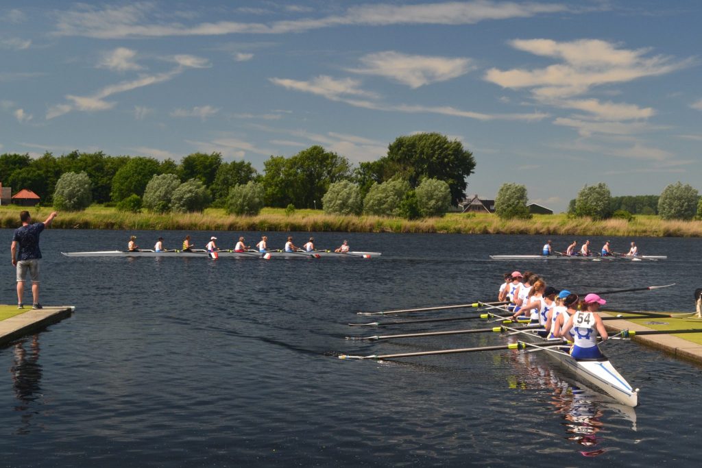 Nationale roeiwedstrijd op de Vecht bij Zwolle | Roeien.nl