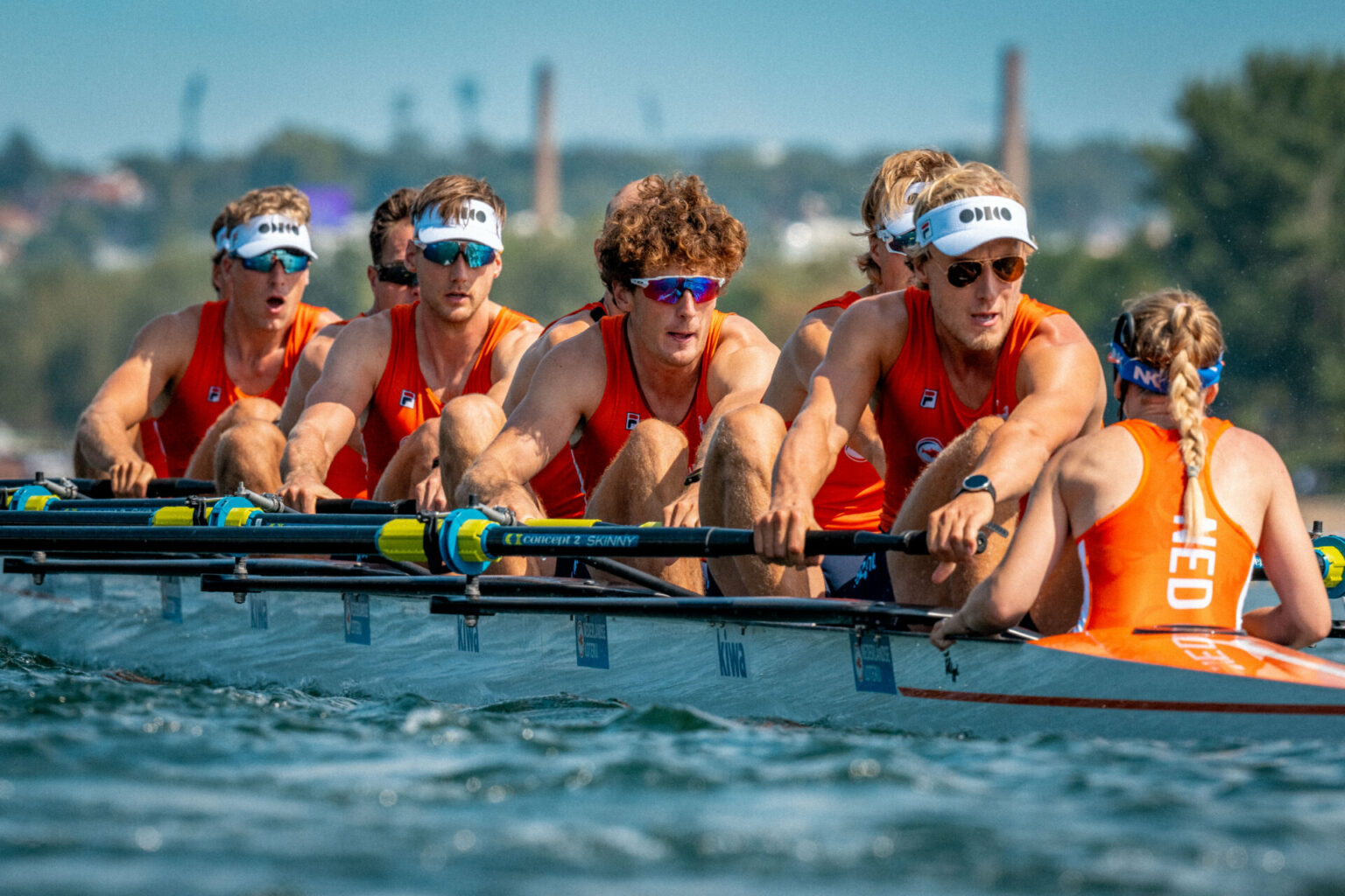Holland Acht en para boten starten het WK | Roeien.nl